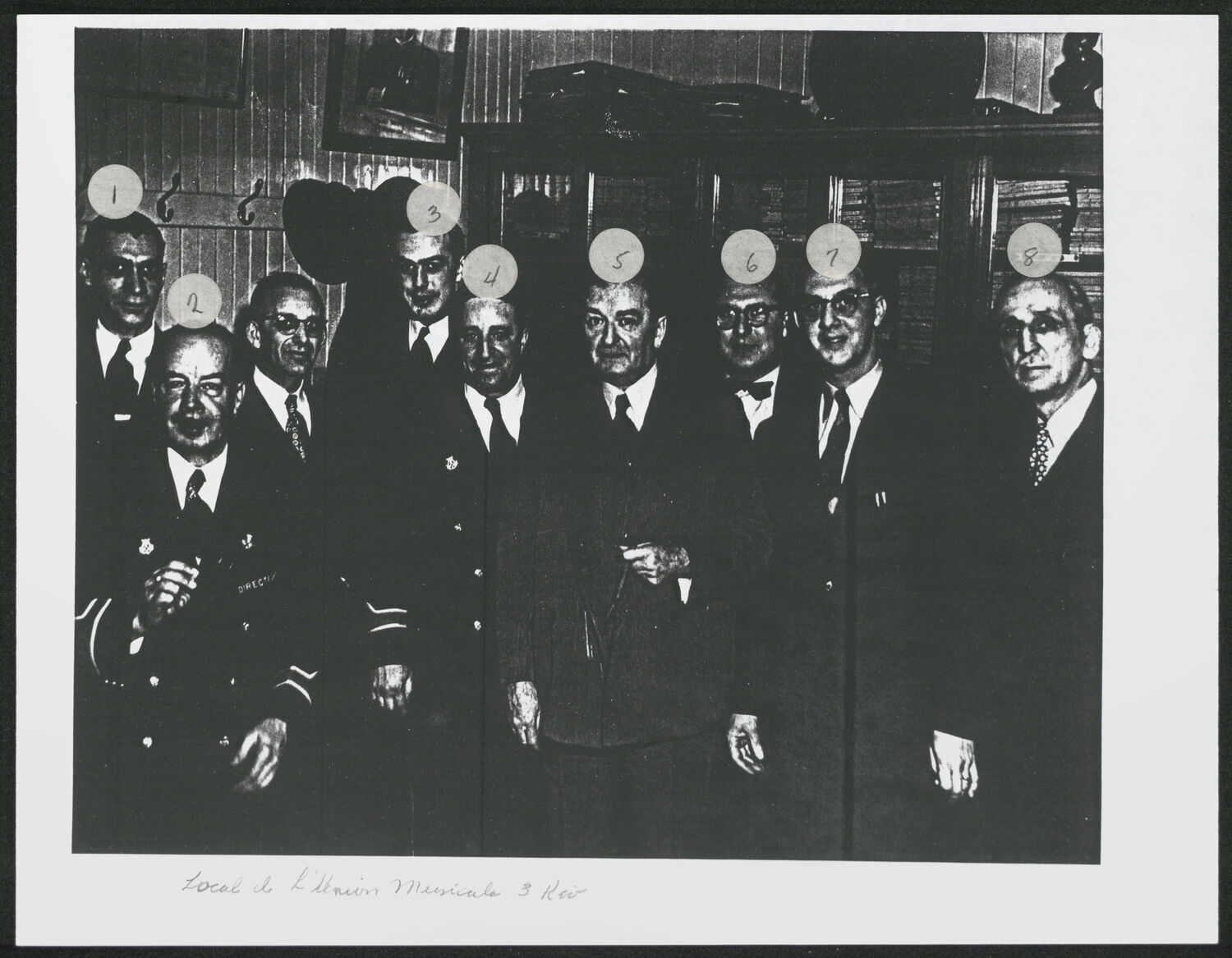 Portrait de groupe avec Maurice Duplessis et Léon Balcer au local de l ...